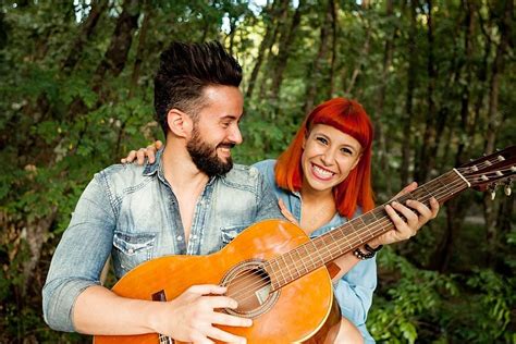 Jovem Casal Se Divertindo Com Guitarra Nos Momentos Felizes Do Parque