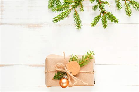 크래프트 페이퍼 라이브 전나무 가지 콘 꼬기 크리스마스와 환경 친화적 인 재료의 새해 선물 상자 모의 천연 장식 손으로 만든 Diy태그 단정한 배경 프레임 미니멀리즘 0명에