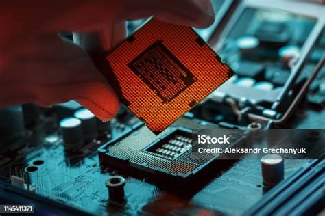 컴퓨터 기술의 전자 엔지니어 마더보드 구성 요소의 유지 관리 컴퓨터 Cpu 하드웨어 업그레이드 Pc 수리 기술자 및 산업 지원 Cpu에 대한 스톡 사진 및 기타 이미지