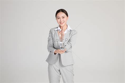 트로피를 들고 비즈니스 우먼 사진 무료 다운로드 Lovepik