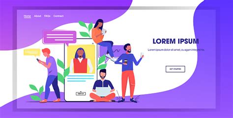 디지털 장치에서 채팅 앱을 사용하는 사업가 소셜 네트워크 채팅 버블 통신 개념 스마트 폰 화면 온라인 모바일 응용 프로그램 전체 길이 수평 복사 공간 가공의 인물에 대한