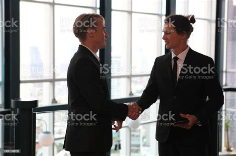 도시 건축 배경을 가진 사무실에 서있는 동안 일하고 의사 소통하는 두 명의 젊은 기업 35 39세에 대한 스톡 사진 및 기타 이미지 35 39세 고객 금융 Istock