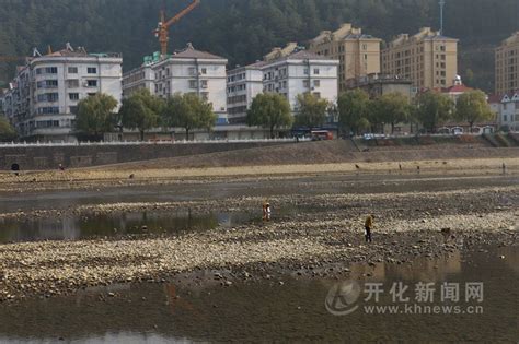 开化芹江四坝开闸放水 市民纷纷入河捡青蛳 开化新闻网