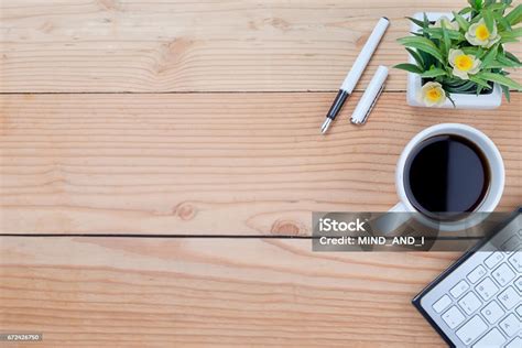 키보드 노트북 펜 컵 커피와 꽃의 사무실 책상 테이블 복사 공간 최고 볼 수 있습니다 0명에 대한 스톡 사진 및 기타 이미지 Istock