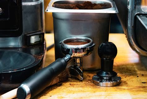 바리 바리 스타의 커피가 게 가까이에서 작업 오동작 바리 스타가 만드는 커피 Portafilter 개념을 사용 하 여 지상 커피