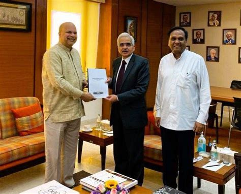 ඉන්දීය රුපියල එක්ක ගනුදෙනුවට සාකච්ඡාවක් මිලින්ද මොරගොඩ ඉන්දීය මහ බැංකු අධිපති හමුවෙයි