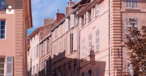 푸른 하늘을 배경으로 한 줄의 건물들 사진 Unsplash의 무료 프랑스 이미지