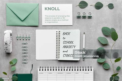 놀링 홈 오피스 문구 스터디 테이블 오버헤드 보기 봉투 엽서 핀 못 펜 주간 플래너 달력이 깔끔하게 정리되어 있습니다 평면도 평평한 중성 돌 위에 누워 0명에 대한 스톡