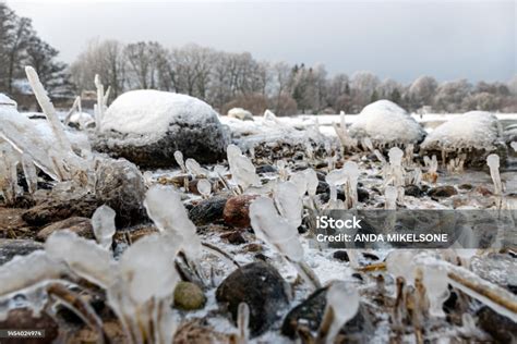 해변의 바위와 모래톱에 다양한 얼음 형성 얼음 질감 바람 물 얼음이 함께 어우러져 겨울에 대한 스톡 사진 및 기타 이미지
