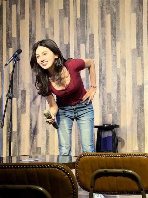 很多表演形式都會需要與觀眾有一點距離 才能產生幻覺或是衝擊 但喜劇在距離觀眾很近的時候 也有很近的魅力 它近的程度就是 有人會在看了十分鐘的