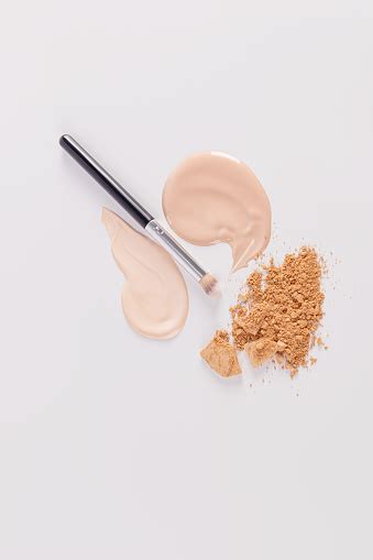 두 개의 샘플 파운데이션의 액체 반점 느슨한 건조 분말 흰색 수직 배경에 메이크업 브러시 평면도 복사 공간 갈색에 대한 스톡 사진 및 기타 이미지 Istock