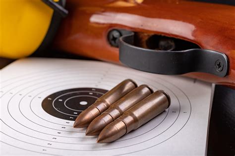 스포츠 사격장에서 급성 탄약으로 촬영 어두운 테이블에 카트리지 방패와 무기 검은 색 배경입니다 검정색 배경에 대한 스톡 사진 및 기타 이미지 Istock