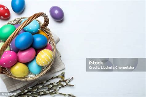 고리버들 바구니에 화려한 부활절 달걀과 흰색 나무 테이블에 버드 나무 가지 평면 누워 텍스트 공간 0명에 대한 스톡 사진 및 기타 이미지 Istock