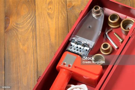 플라스틱 파이프 납땜을위한 도구 세트는 어두운 나무 배경에 대한 빨간색 상자에 놓여 개선에 대한 스톡 사진 및 기타 이미지 개선 건설 산업 건축물 Istock
