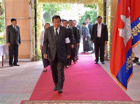 សម្តេចតេជោ ហ៊ុន សែន ដឹកនាំមន្រ្តីជាន់ខ្ពស់រាជរដ្ឋាភិបាលចូលគោរពព្រះវិញ្ញាណក្ខន្ធសពសម្តេច