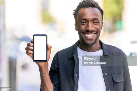 도시의 카메라에 스마트 폰 화면을 보여주는 행복한 남자의 정면 초상화 25 29세에 대한 스톡 사진 및 기타 이미지 25 29세 거리 공란 Istock