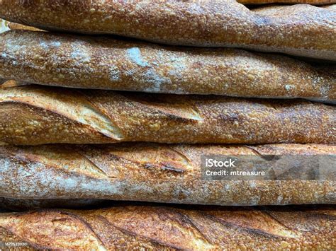 장인의 바게트 더미 빵집 선반에 있는 딱딱한 흰 빵 막대기 빵 높은 전망의 전체 프레임 이미지 0명에 대한 스톡 사진 및 기타