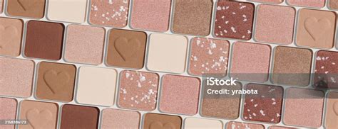 아이섀도우 베이지 톤 견본의 최소 패턴 흑백 사진 배경 와이드 배너 하트 아이섀도 메이크업용 반짝이는 내추럴 쉐이드 파우더 스퀘어 팩 미용 화장품 텍스처 갈색에 대한 스톡