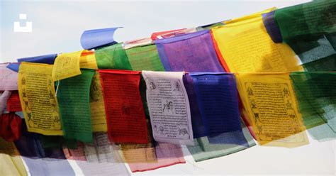 줄에 매달려 있는 다채로운 깃발 무리 사진 Unsplash의 무료 네팔어 이미지