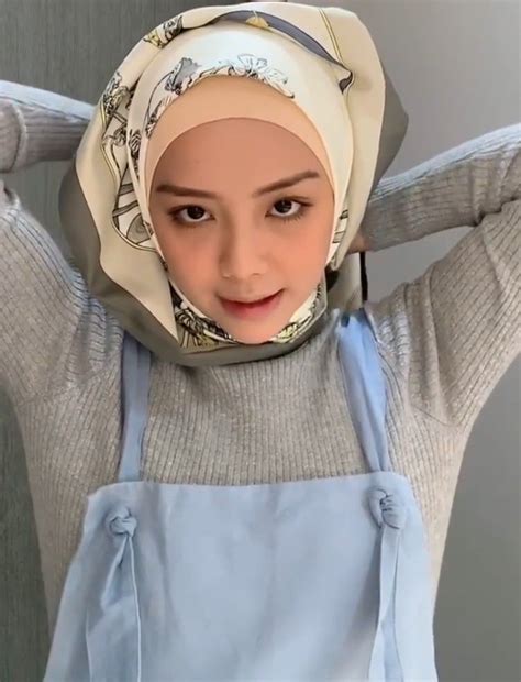 Awek Tudung Putih Gebu Luke Kelly