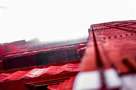 안개가 자욱한 하얀 하늘을 배경으로 한 금문교 구조는 현대적인 기하학적 선과 산업 디자인 요소가 특징이며 독특한 각도에서 도시 분위기와 건설 세부 사항을 포착합니다 0명에