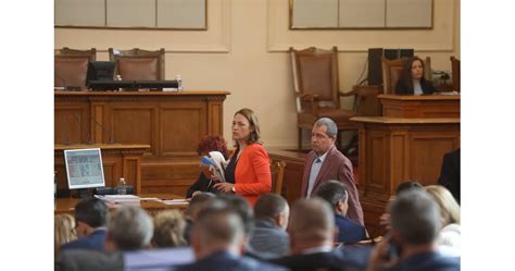 На първо четене Бащите да имат право на 2 месеца отпуск за гледане на дете