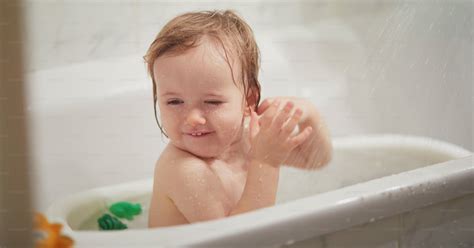 작은 욕조에서 고무 장난감을 가지고 노는 귀여운 소녀 목욕하는 동안 즐거운 시간을 보내는 행복한 아이 사진 Unsplash의 미소 이미지
