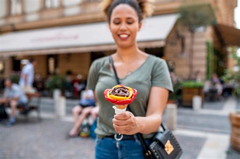 부다페스트의 거리에서 아이스크림을 먹는 아프로와 성숙한 흑인 여성 30 39세에 대한 스톡 사진 및 기타 이미지 30 39세 고요한 장면 관광 Istock