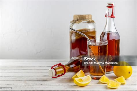 콤부차 슈퍼푸드 프로 바이오틱 티 곰팡이 음료 에 유리 병 과 항아리 와 레몬 에 화이트 배경 0명에 대한 스톡 사진 및 기타 이미지 Istock