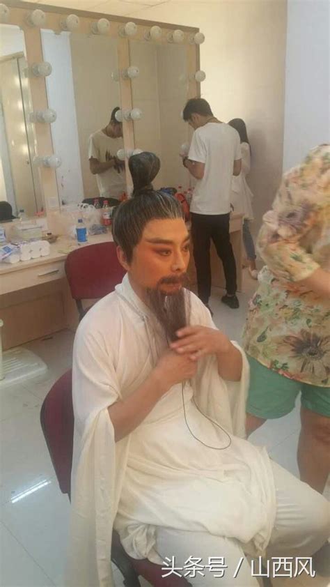走進山西藝術節一一一陽泉晉劇院大劇院演出後台化妝掠影 每日頭條