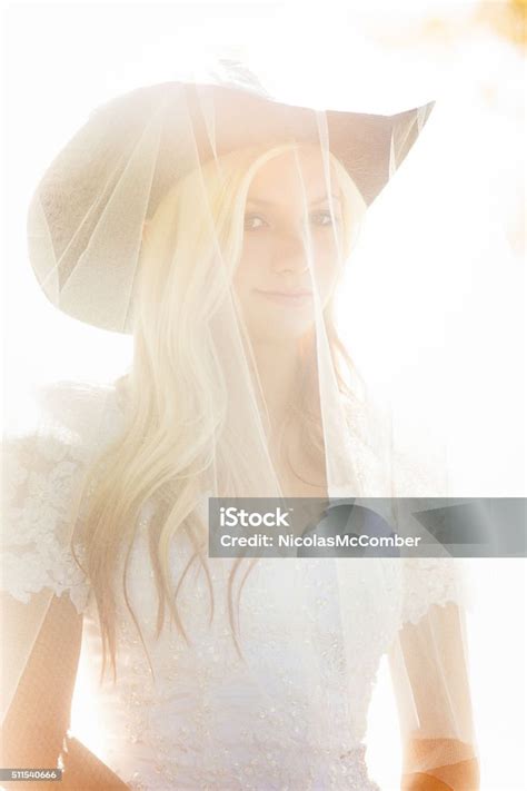 Hi암호키 칠레식 여자 카우보이 모자를 쓴 신부 및 면사포 인물사진 20 29세에 대한 스톡 사진 및 기타 이미지 20 29세 개성 개념 개척시대의 서부 Istock