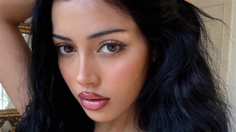 Ze Lijkt Wel Een Hinde De Blik Van Dit Spaanse Model Fascineert