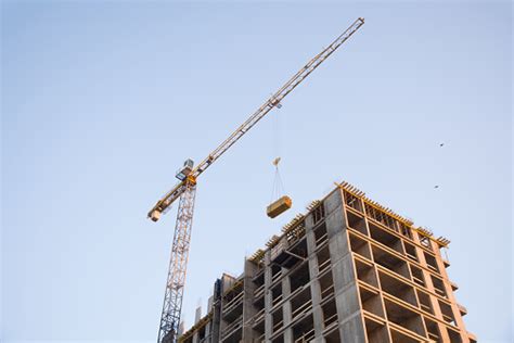 타워크레인 푸른 하늘을 배경으로 건설 현장에 신축 주거용 건물 건설 0명에 대한 스톡 사진 및 기타 이미지 0명 개발 거푸집 Istock