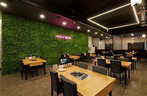 조명으로 포인트를 준 깔끔한 150평 정육식당 인테리어 화성