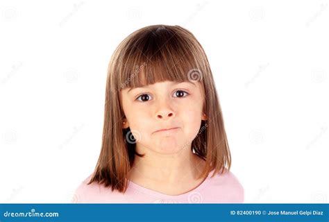 Задумчивая малая девушка с розовой футболкой Стоковое Фото изображение насчитывающей девушка