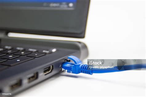 흰색 테이블에 랩톱 컴퓨터의 Lan 포트에 파란색 케이블 네트워크 연결 5g에 대한 스톡 사진 및 기타 이미지 5g 교환 노트북 Istock