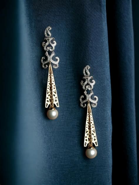 고급 보석 골드 골드 후프 굴절 귀걸이 금 귀걸이 다채로운 빛 드레이핑 디자인 럭셔리 럭셔리한 레인보우 라이트 미니멀리스트 배경 조명 보석 빛나다