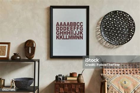 모의 포스터 프레임 갈색 안락 의자 산업 기하학적 선반 및 개인 액세서리와 우아한 남성 거실 인테리어의 창조적 인 구성 템플렛 0명에 대한 스톡 사진 및 기타 이미지