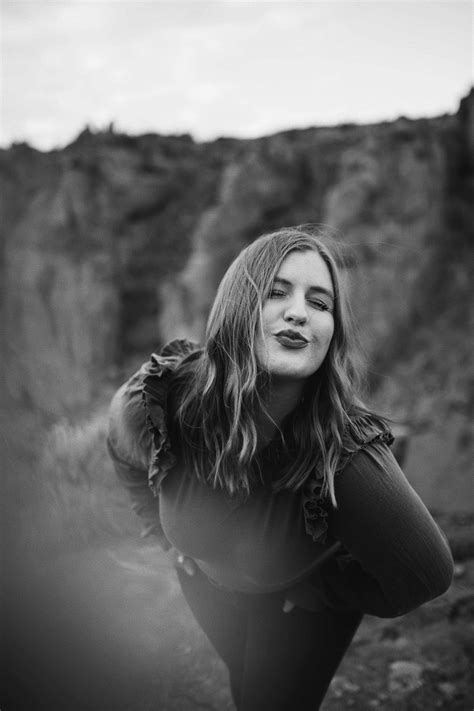 Isabel Sofia — Bio Site