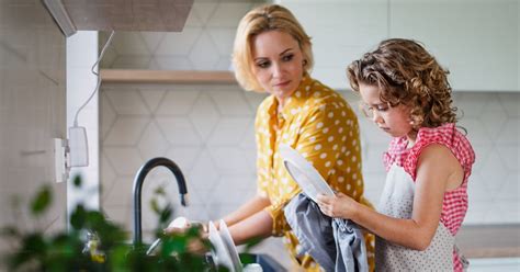 집 부엌에서 어머니와 함께 실내에서 설거지를 하는 귀여운 작은 소녀 사진 Unsplash의 세탁 이미지