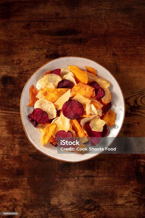 건강한 과일과 야채 칩 텍스트를위한 장소와 어둠에 상단 샷 0명에 대한 스톡 사진 및 기타 이미지 0명 가을 감자 칩 Istock