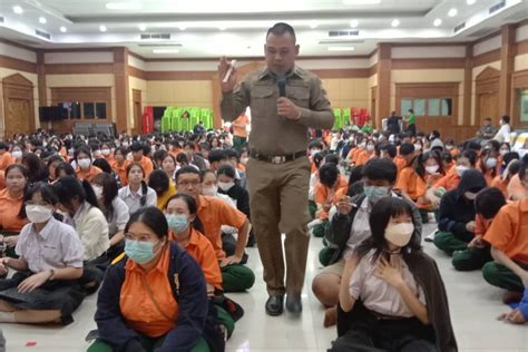 ตำรวจสภ เมืองร้อยเอ็ด จัดโครงการโรงเรียนปลอดยาเสพติดเพื่อเยาวชนและอนาคตของชาติ ที่ร้อยเอ็ด