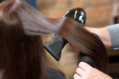 広がらない髪の乾かし方 美容師が教える簡単ドライヤーテクニック 横浜の当ヘアサロンはブログで様々な情報を発信いたします