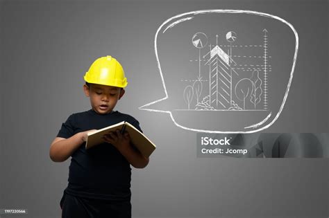 노란 엔지니어 모자를 쓰고 칠판에 집 계획을 세우고 있는 소년 건축에 대한 스톡 사진 및 기타 이미지 건축 건축가 교육 Istock