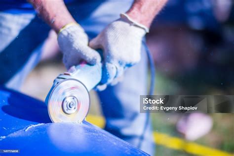 그라인더 톱으로 작업하는 남자는 도구에 대한보기를 닫습니다 전기 톱과 불꽃이있는 작업자의 손 그라인더로 금속을 절단하는 작업자 각도에 대한 스톡 사진 및 기타 이미지