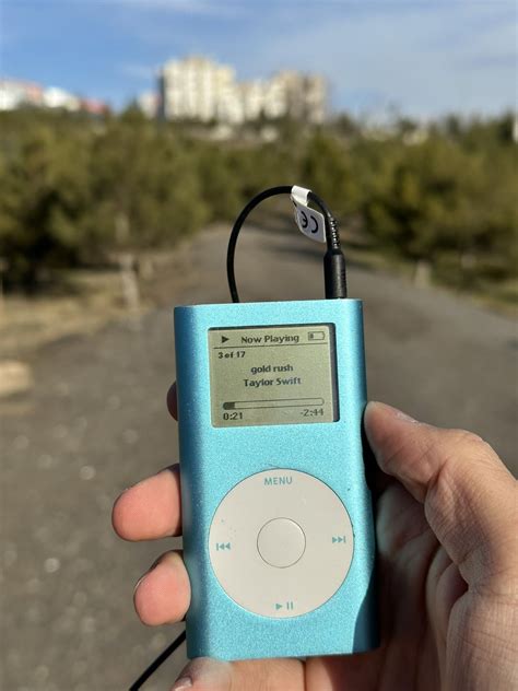 I Saw Your 4th Gen Ipod And Raise You Taylor Swift On A 2nd Gen Ipod Mini Rtaylorswift