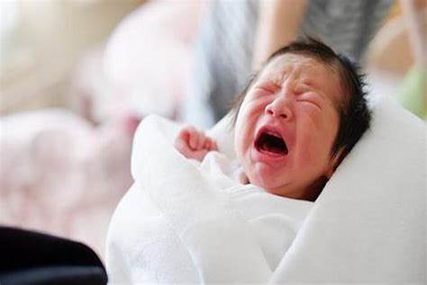 刚出生婴儿哭闹的原因和安抚的方法（宝宝咋又哭了） 幼儿百科 魔术铺