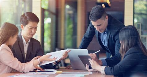 다양한 비즈니스 사람들이 회의실에서 함께 일하면서 비즈니스 프로젝트에 집중했습니다 팀워크 개념 사진 Unsplash의 회의 이미지