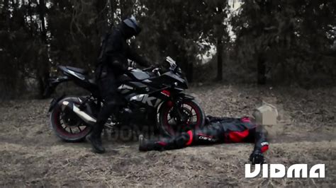 Un Motorcyclist E Se Bagaa Pe Pula Cu Rota Lui Moisa Robert Dupaia E