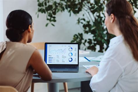 회의에서 랩톱으로 데이터 시각화를 검사하는 두 명의 분석가 막대 그래프에 대한 스톡 사진 및 기타 이미지 막대 그래프